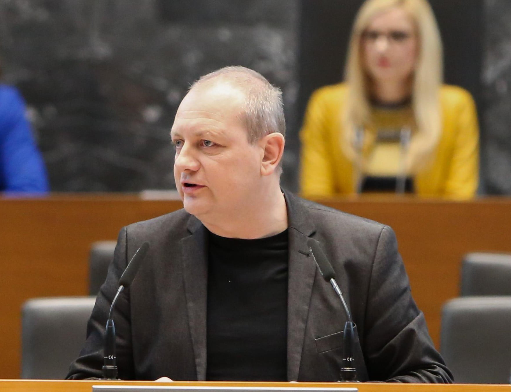 Premalo glasov padle vlade, da bi odpravili veto na davek na tonažo ...