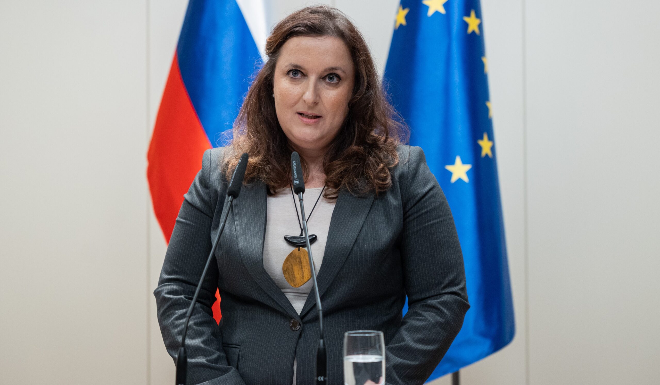 Pametno: Preklicali razpis za reklamiranje uspehov vlade pred volitvami ...