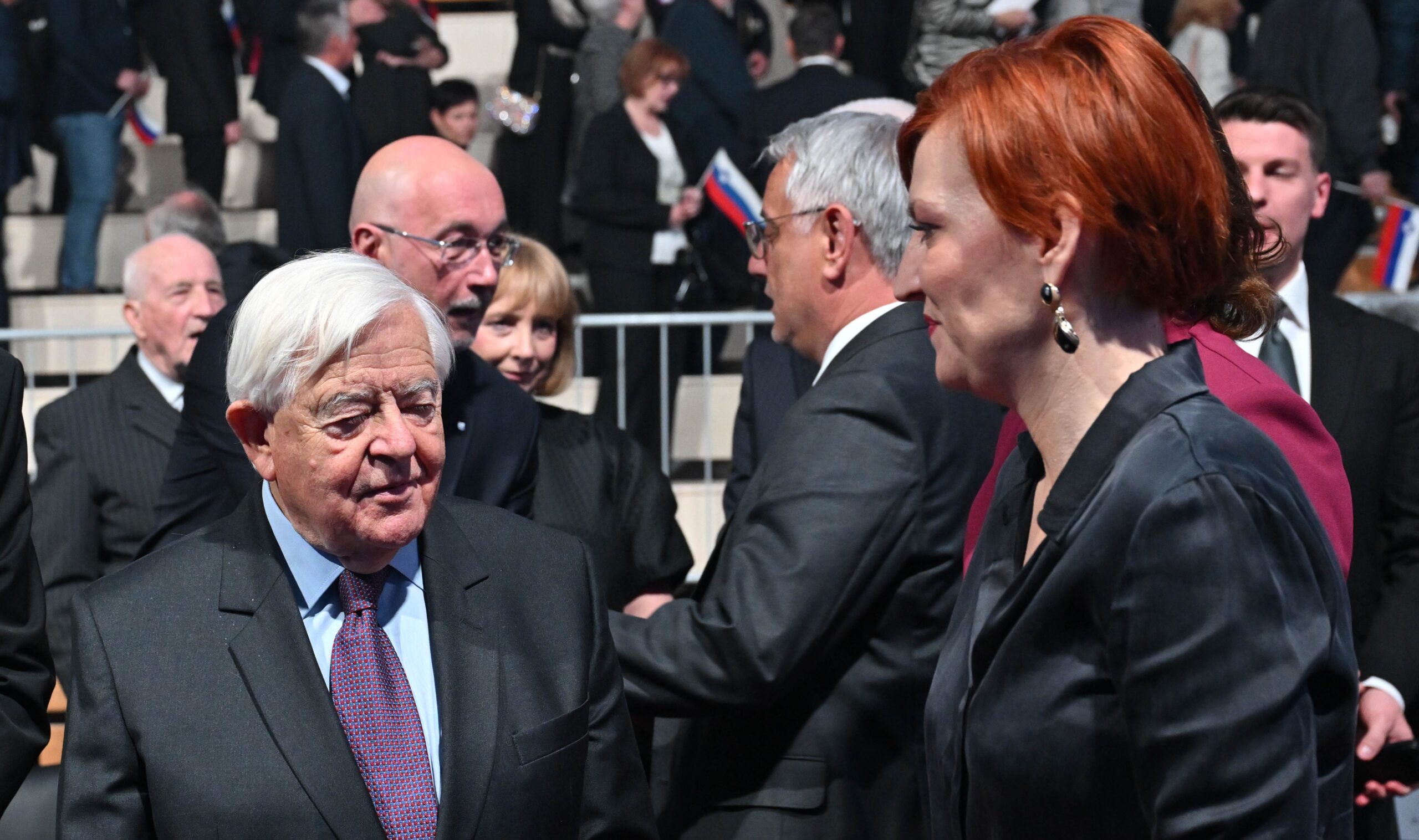 Vlada: Ne smete izvedeti imen 17-tih, ki jim takoj dajemo astronomske ...